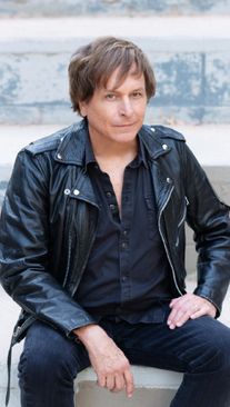 Stan Bush | 5 álbumes de la discografía en LETRAS.COM