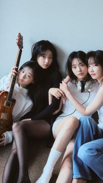 QWER | 4 álbumes de la discografía en LETRAS.COM