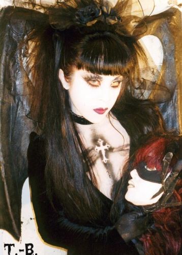 Toxic Queen - Velvet Eden (letra da música) - Cifra Club