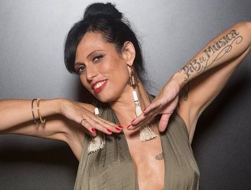 Deixa a Nega Gingar - Clara Moreno (letra da música) - Cifra Club