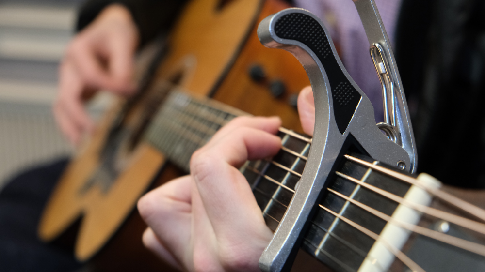 Aprende cómo usar capotraste en la guitarra | Blog do Cifra Club