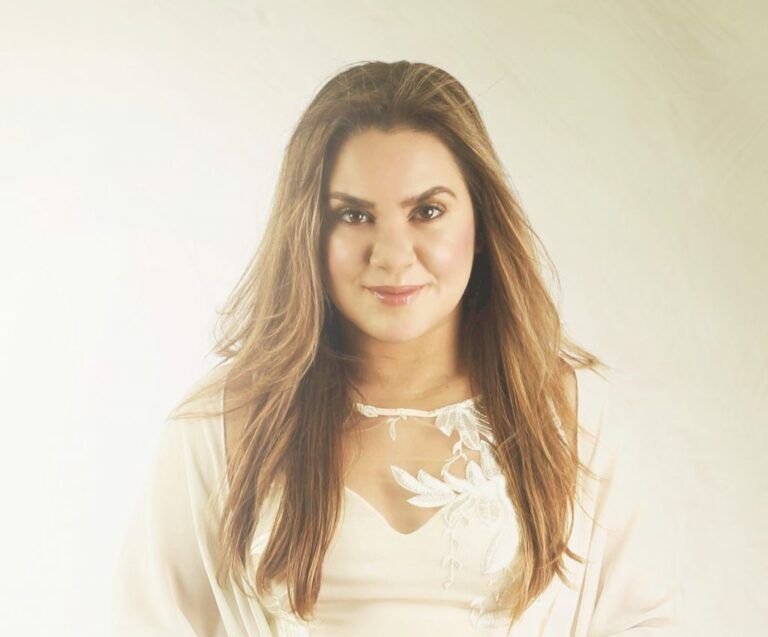 Conheça os melhores louvores da cantora gospel Sarah Farias - LETRAS.MUS.BR