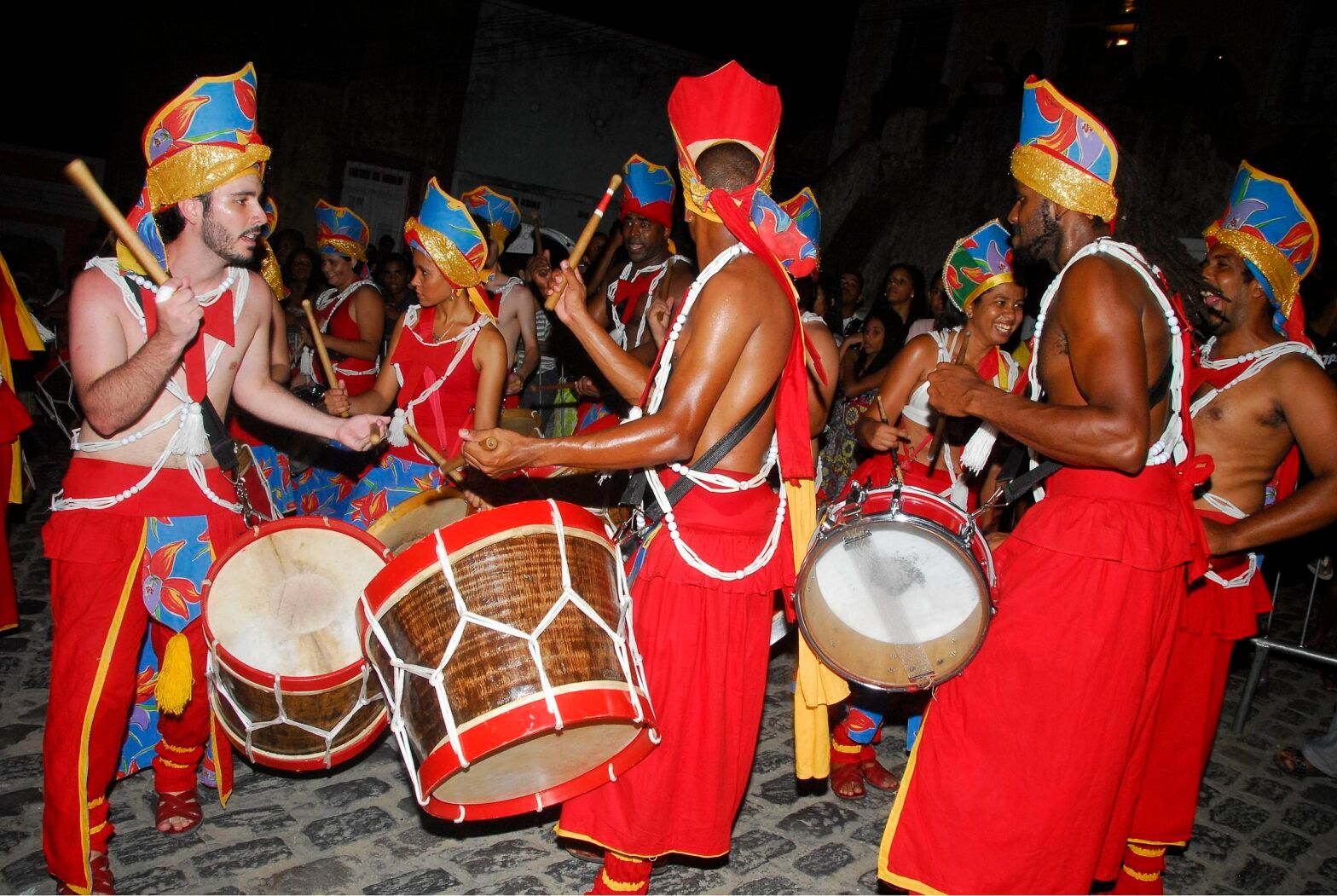 O que é o maracatu, expressão artística que une música e dança - LETRAS ...