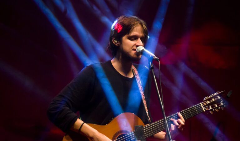 Saiba quem é o cantor Rubel, um dos nomes da nova MPB - LETRAS.MUS.BR