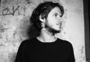 Saiba quem é o cantor Rubel, um dos nomes da nova MPB - LETRAS.MUS.BR