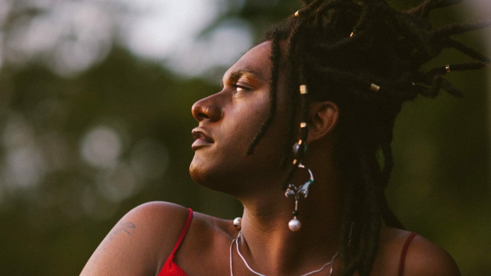 Conheça a biografia da cantora Liniker, revelação da música brasileira ...