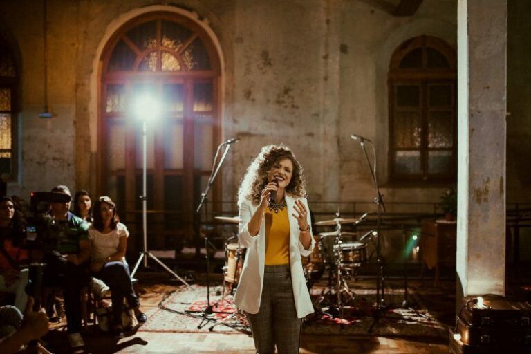 Quem é a cantora gospel Arianne, destaque na música cristã - LETRAS.MUS.BR