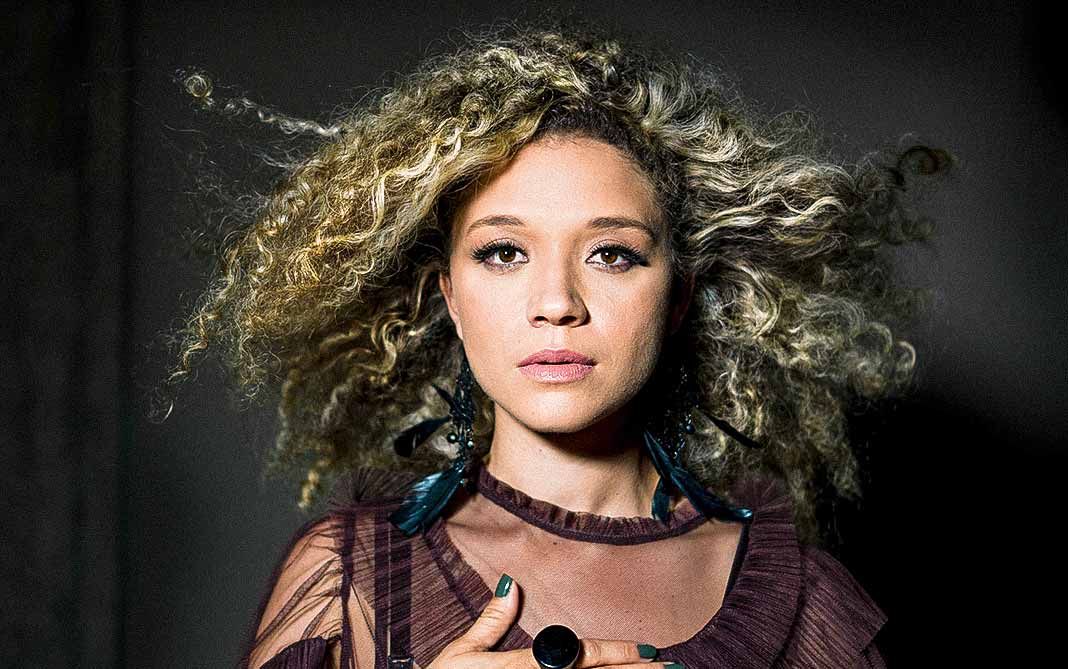 Quem é a cantora gospel Arianne, destaque na música cristã - LETRAS.MUS.BR