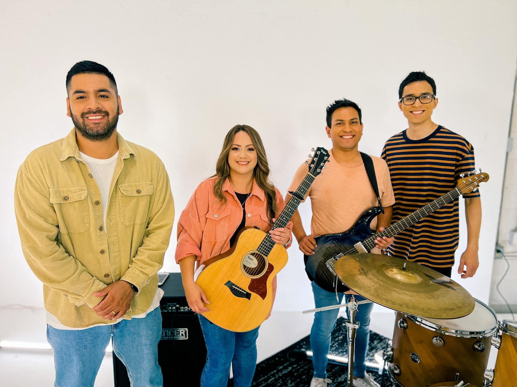 12 cantantes de música cristiana para adorar a Dios en español - LETRAS.COM