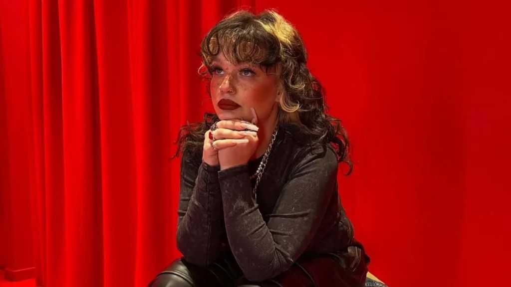 Quién es Lola Young: la biografía de la cantante de Messy - LETRAS.COM