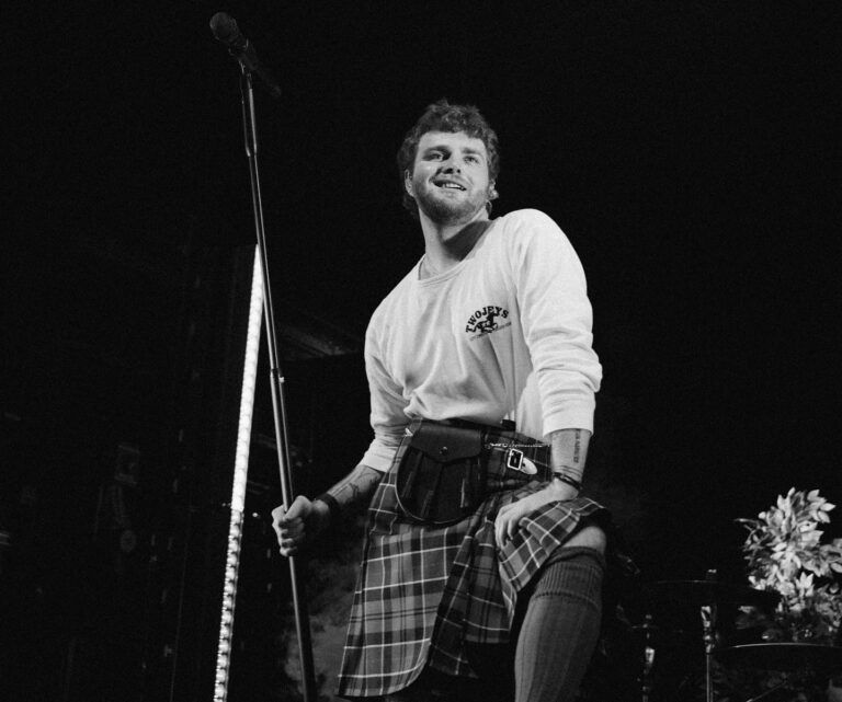 Quem é Alex Warren, dono do hit Ordinary? - LETRAS.MUS.BR