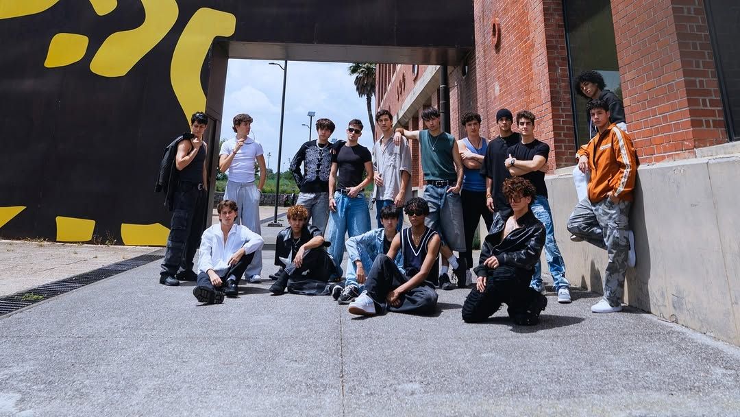 Todo sobre Santos Bravos: la boyband de HYBE con idols latinos - LETRAS.COM
