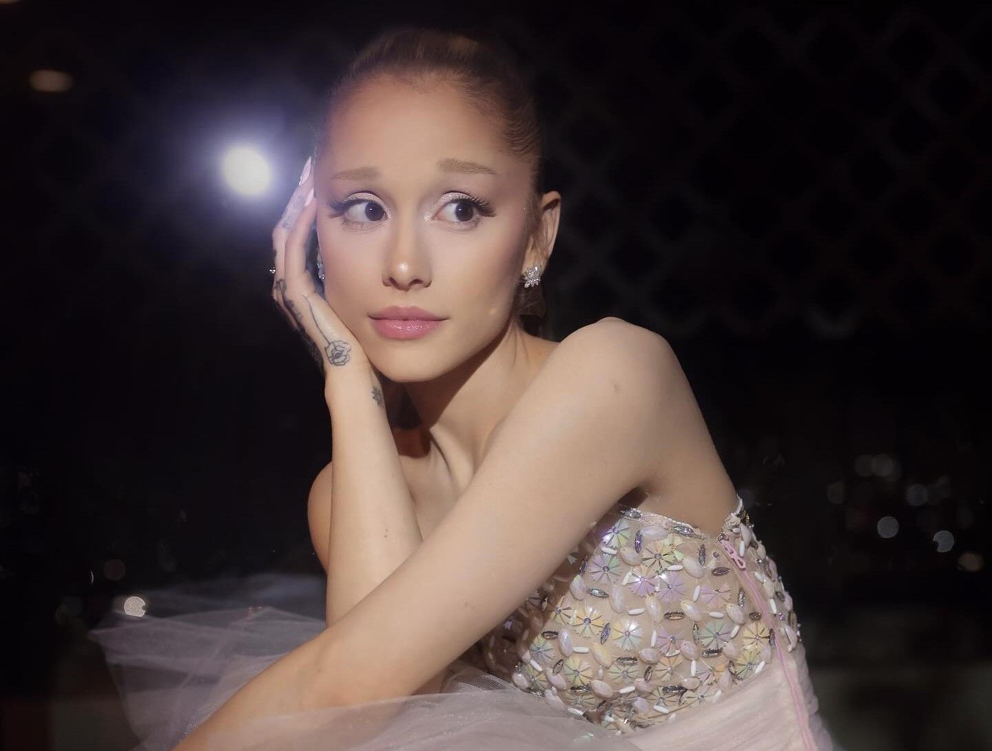Ariana Grande revela detalhes pessoais em novo álbum - LETRAS.MUS.BR