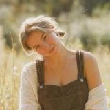 WE HUG NOW - Sydney Rose - LETRAS.COM