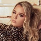 GROWIN' UP RAISING YOU - Gabby Barrett - LETRAS.COM
