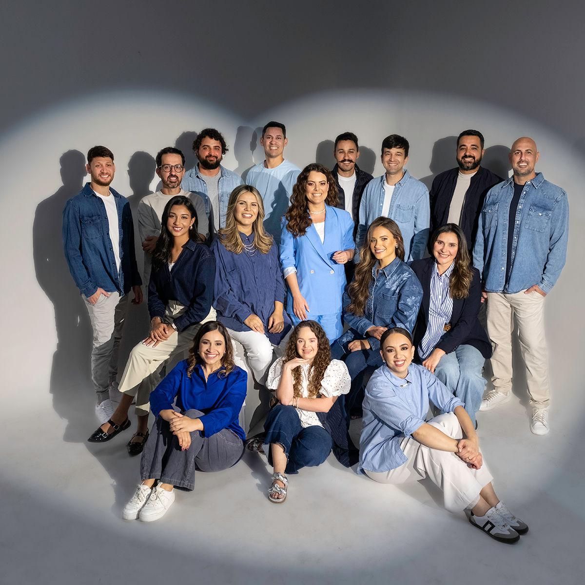 A TUA IGREJA TE ADORA (PART. LUANA BARBEDO) - DT Worship - LETRAS.COM