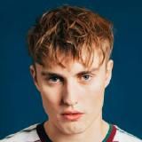 LITTLE BIT CLOSER - Sam Fender - LETRAS.COM