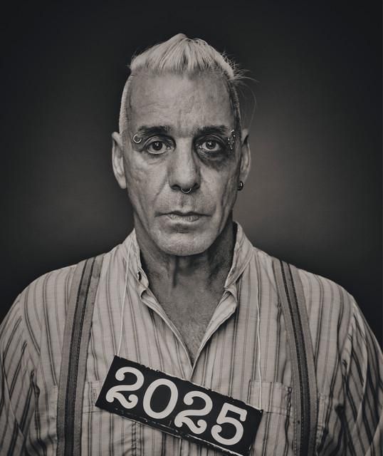 Alles ändert sich...ich nicht - Till Lindemann - OUVIR MÚSICA