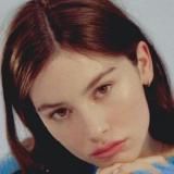 IN BETWEEN - Gracie Abrams - LETRAS.COM