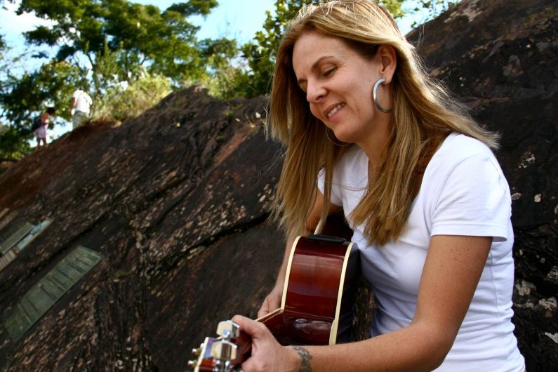 Érika Vaz fotos (5 fotos) - LETRAS.MUS.BR