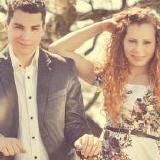 ALTAR ACESO (EN ESPAÑOL) - Leonardo e Ana Paula - LETRAS.COM