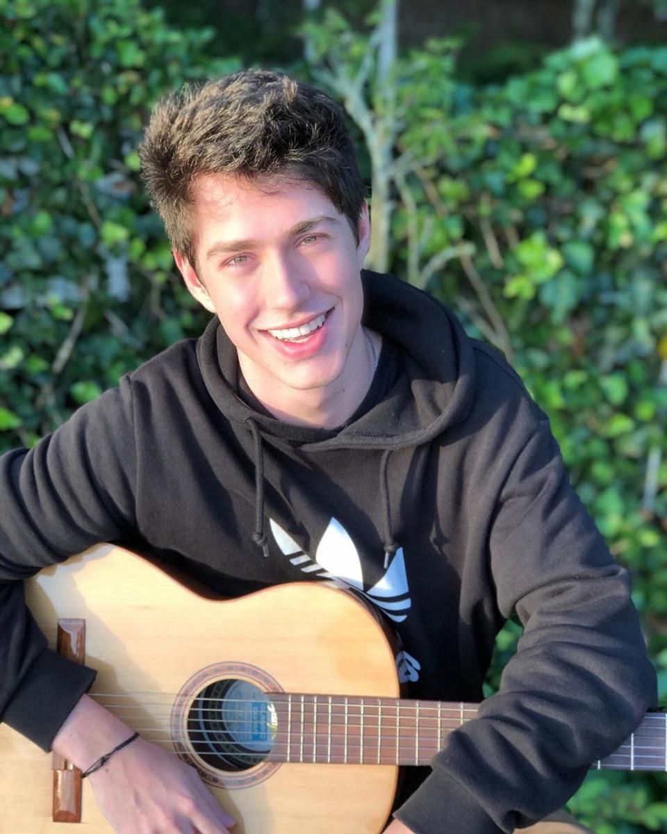 Mati fotos (4 fotos) - LETRAS.COM