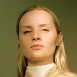 FALLING APART - Charlotte Day Wilson - LETRAS.COM
