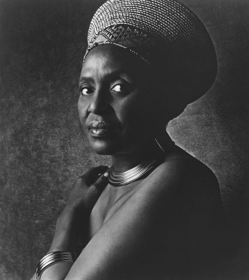 THE CLICK SONG (QONGQOTHWANE) (EN ESPAÑOL) - Miriam Makeba - LETRAS.COM