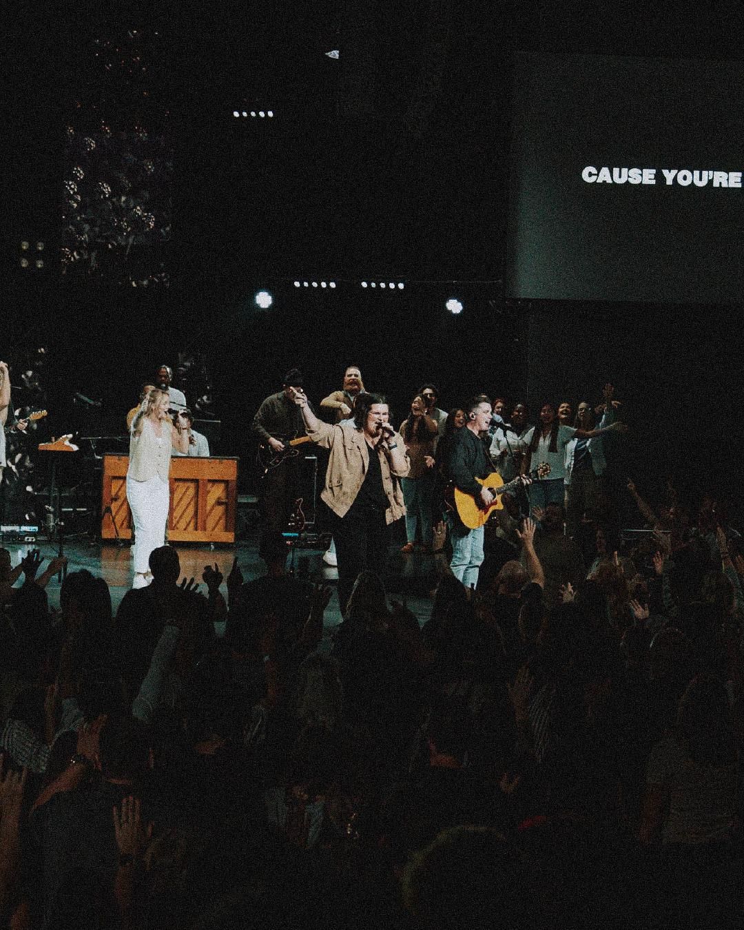 Praise God! - Action Worship - LETRAS.MUS.BR