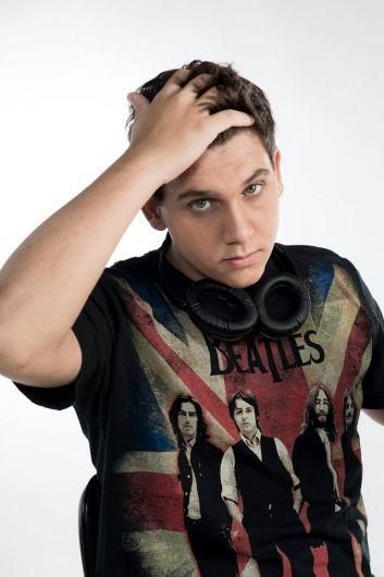 Lucas Malak fotos (2 fotos) - LETRAS.MUS.BR