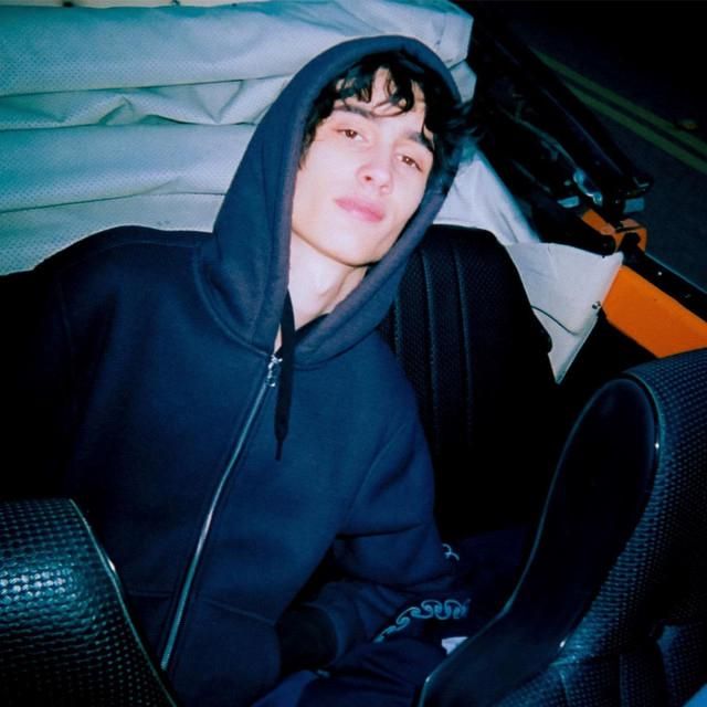 BACK TO FRIENDS (TRADUÇÃO) - sombr - LETRAS.MUS.BR