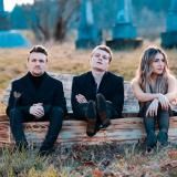 SIX FEET DEEP (TRADUÇÃO) - We Three - LETRAS.MUS.BR