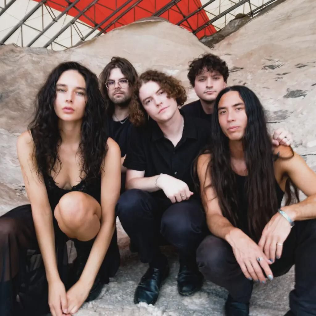 FEATHER (EN ESPAÑOL) - GIFT - LETRAS.COM