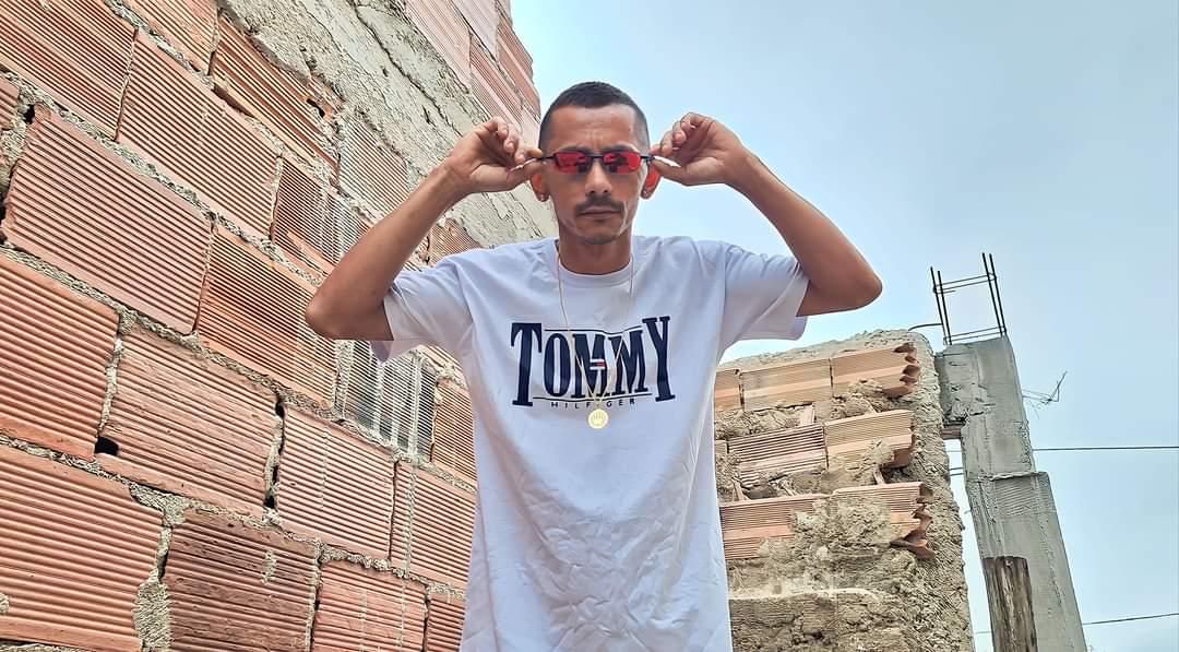 Vou Te Deixar Na Ponta do Pé (part. MC WS da Leste e MC Trovão) - MC Di ...