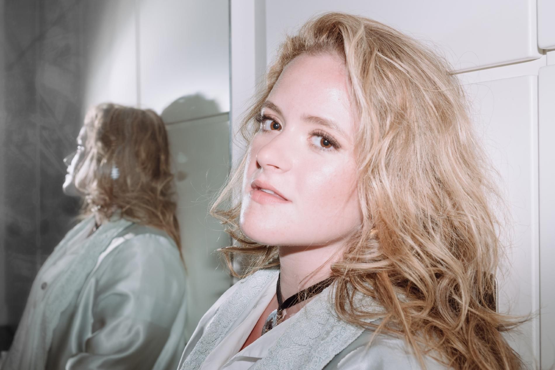 TAKE OFF YOUR DISGUISE (EN ESPAÑOL) - Alexandra Berglof - LETRAS.COM