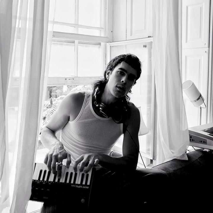 SUNBURNS (EN ESPAÑOL) - Yuki Dreams Again - LETRAS.COM