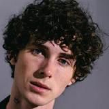 Significado da música KISS MY SCARS (August Royals) - LETRAS.MUS.BR