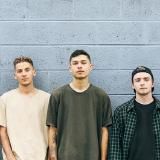 IN DARKNESS (EN ESPAÑOL) - Varials - LETRAS.COM