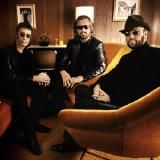 Stayin' Alive - Bee Gees - LETRAS.MUS.BR