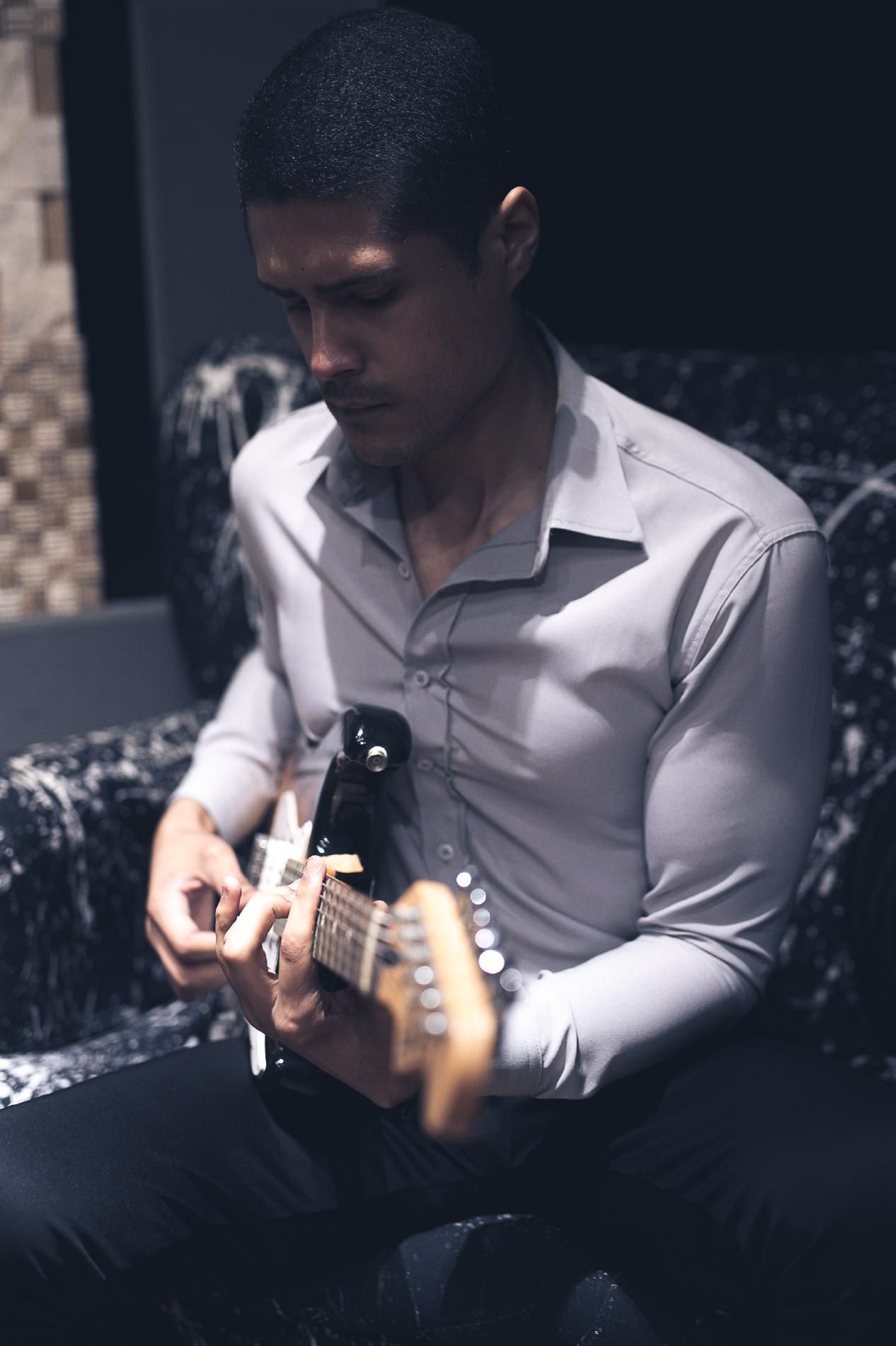 Lewis Brave fotos (4 fotos) - LETRAS.COM