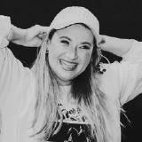 A ELE A GLÓRIA NA IGREJA - Thamires Garcia - LETRAS.COM