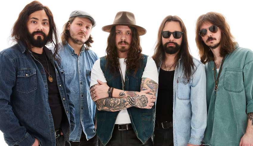 FIND A BETTER WAY (EN ESPAÑOL) - The Commoners - LETRAS.COM