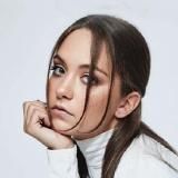 SHINY NEW THING (EN ESPAÑOL) - CXLOE - LETRAS.COM