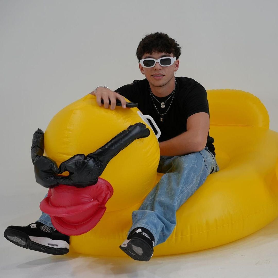 Secreto (part. Karina y Marina) (Lyrics in English) - Sennior