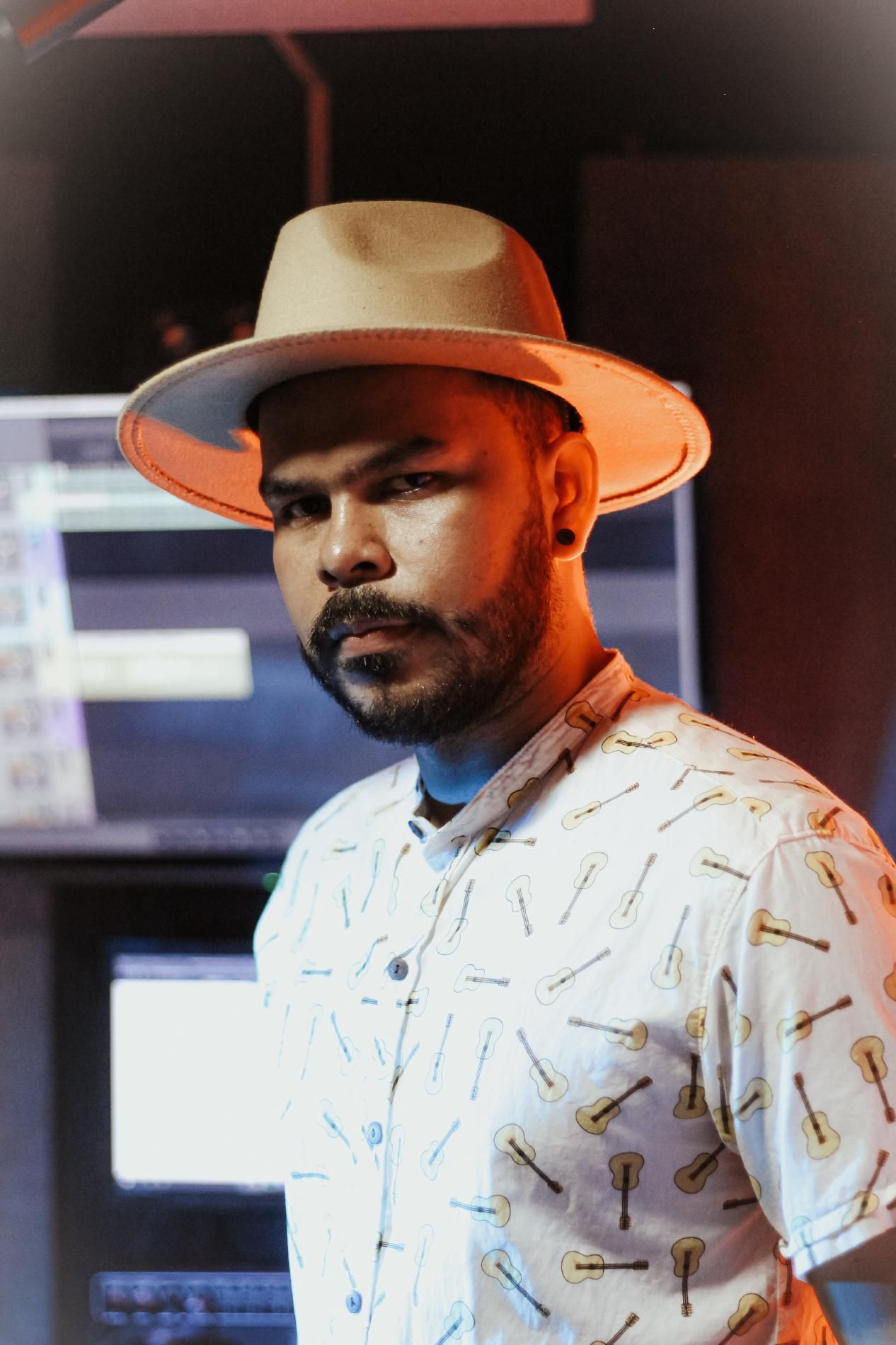 Adrian Cond3 fotos (2 fotos) - LETRAS.MUS.BR