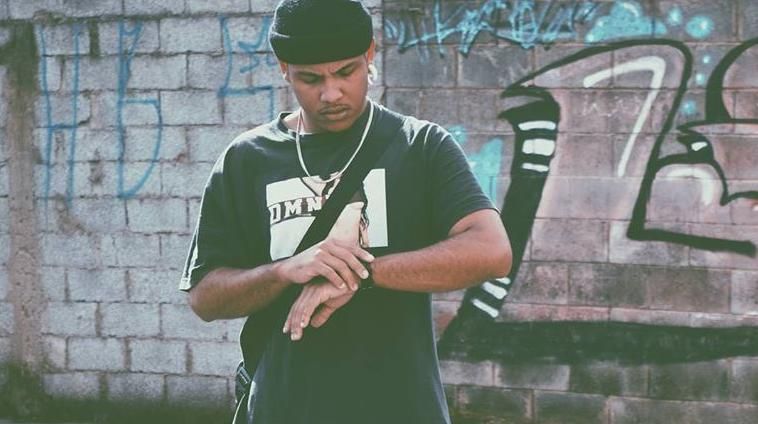 Denov fotos (2 fotos) - LETRAS.COM