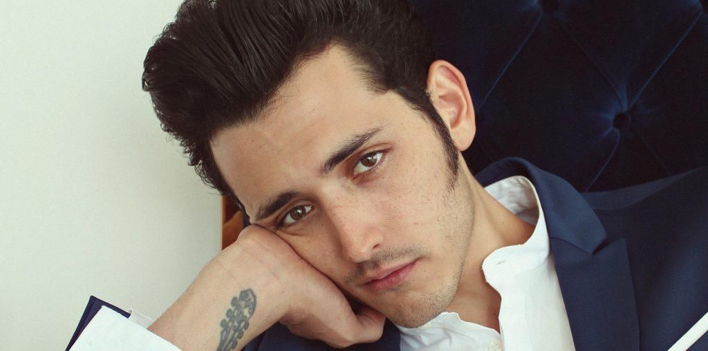 HELPLESS (EN ESPAÑOL) - Derik Fein - LETRAS.COM