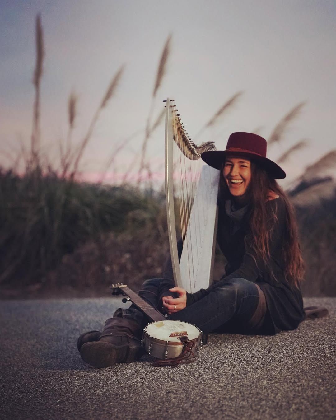 RESTLESS LULLABY - Ella Harp - LETRAS.COM