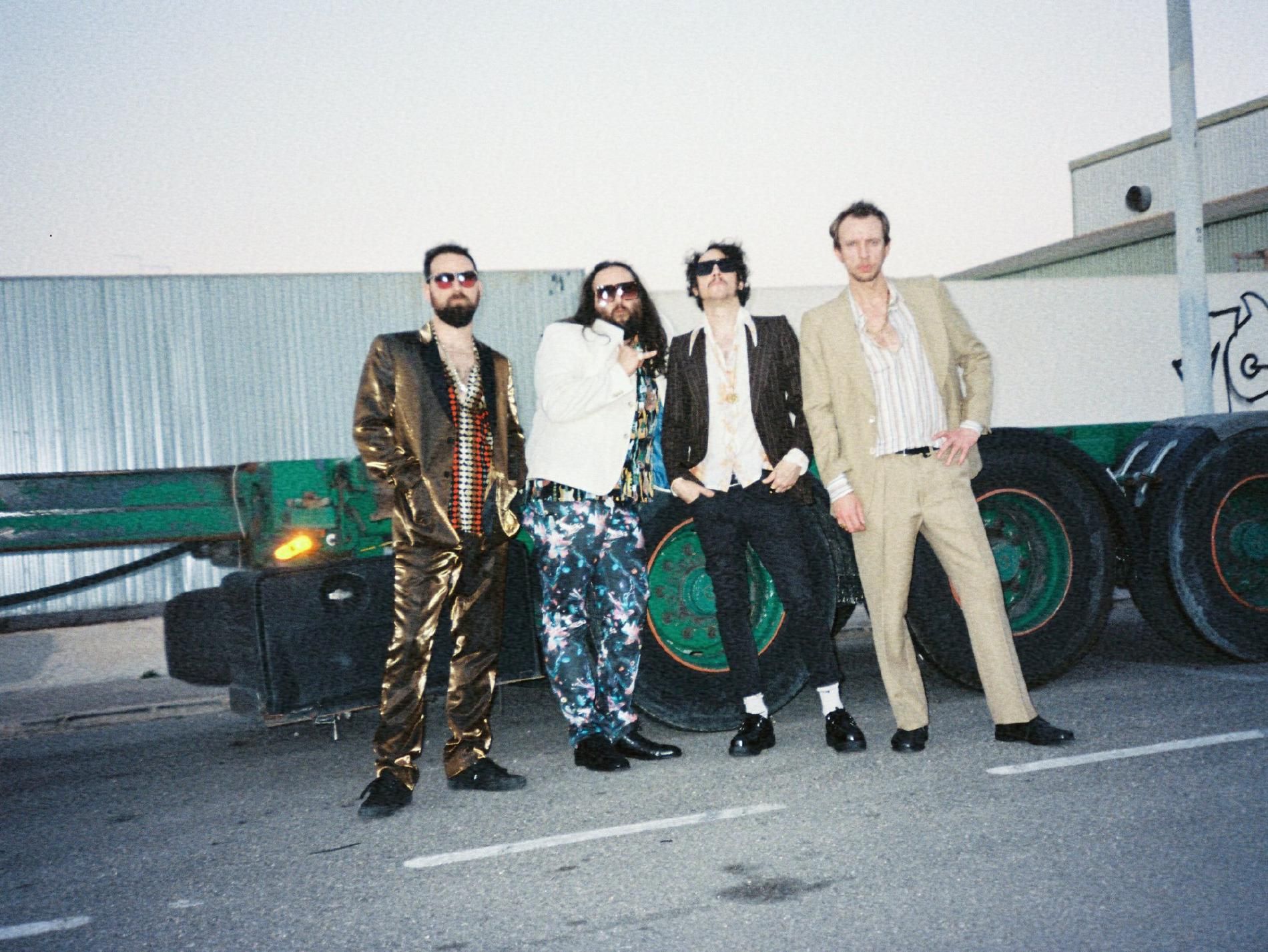 WRONG IS RIGHT (EN ESPAÑOL) - Los Invaders - LETRAS.COM