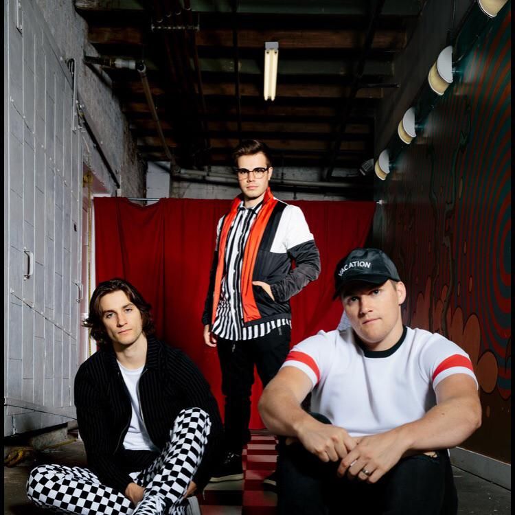 Stupid Deep / Sinking Deep - Mass Anthem - LETRAS.MUS.BR